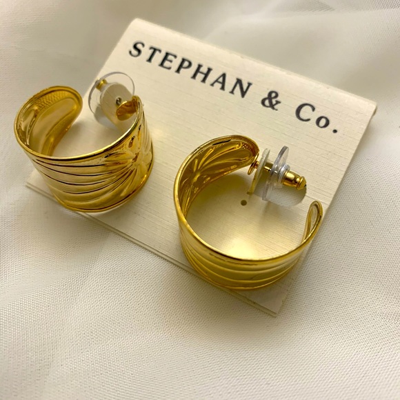 Jewelry | New Super Cute Gold Hoop Earrings Free Gift Box Included ...